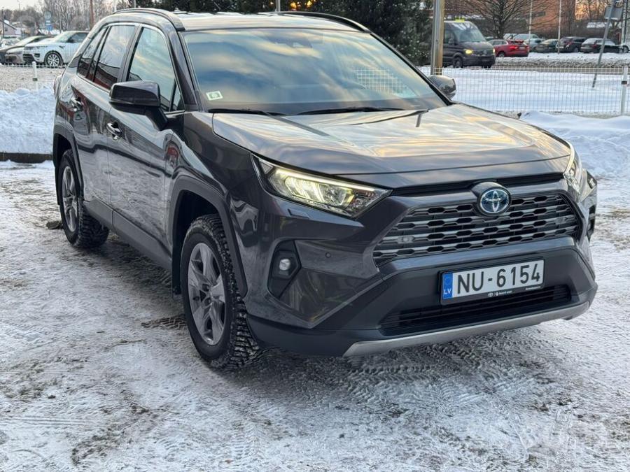 Grey Toyota RAV4 2024 in Riga, with an engine capacity of 2.50 L and mileage of 40 thousand km for 34850 €, photo 1 on AUTOMOTO.COM.LV