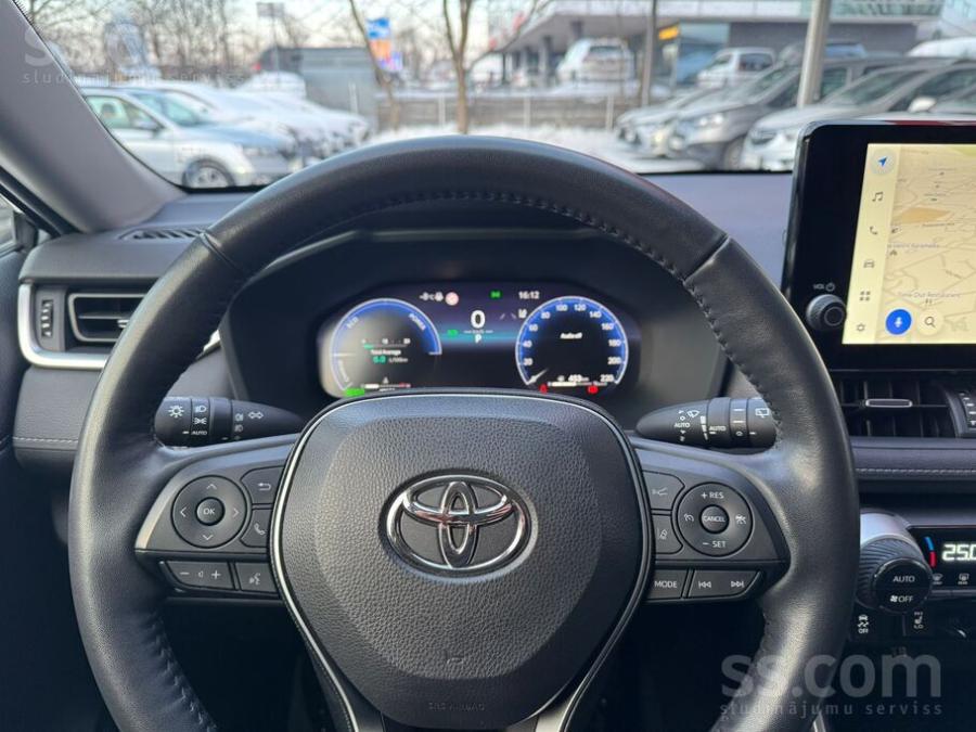 Grey Toyota RAV4 2024 in Riga, with an engine capacity of 2.50 L and mileage of 40 thousand km for 34850 €, photo 8 on AUTOMOTO.COM.LV