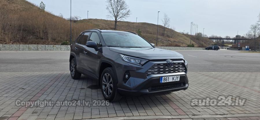 Pelēks Toyota RAV4 2024 Rakvere, ar dzinēja tilpumu 2.50 L un nobraukumu 45 tūkst. km par 39499 €, foto 1 vietnē AUTOMOTO.COM.LV