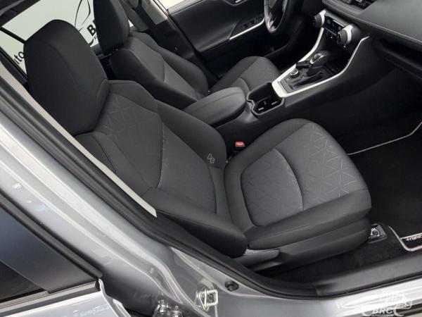 Серый Тойота РАВ 4 2024 в Авиженяй, объемом двигателя 2.50 л и пробегом 23 тыс. км за 33900 €, фото 5 на AUTOMOTO.COM.LV