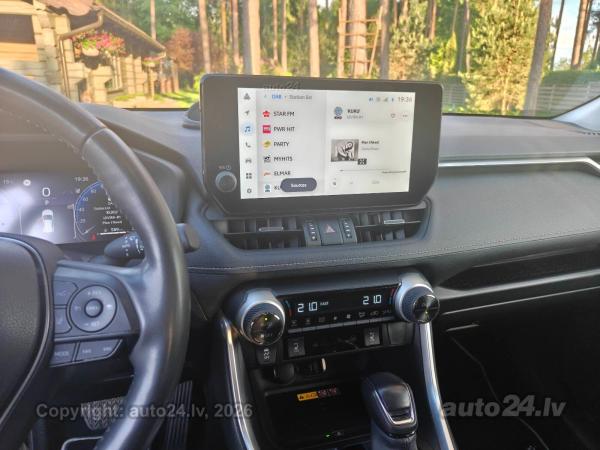Pelēks Toyota RAV4 2024 Pērnava, ar dzinēja tilpumu 2.50 L un nobraukumu 25 tūkst. km par 40000 €, foto  vietnē AUTOMOTO.COM.LV