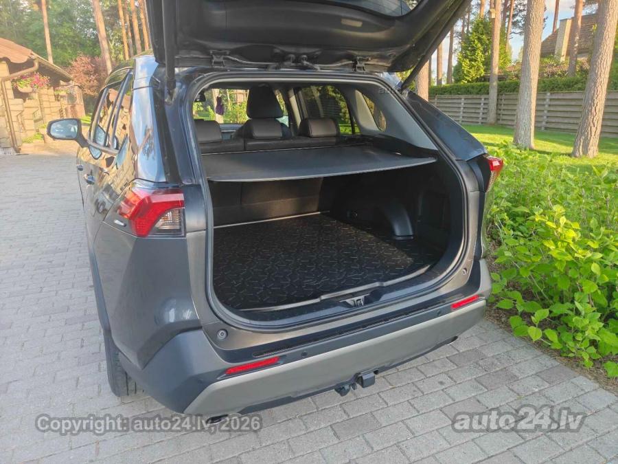 Grey Toyota RAV4 2024 in Parnu, with an engine capacity of 2.50 L and mileage of 25 thousand km for 40000 €, photo 4 on AUTOMOTO.COM.LV