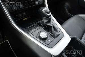 Grey Toyota RAV4 2024 in Riga, with an engine capacity of 2.50 L and mileage of 89 thousand km for 36500 €, photo 15 on AUTOMOTO.COM.LV