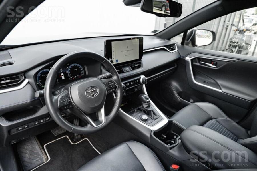 Grey Toyota RAV4 2024 in Riga, with an engine capacity of 2.50 L and mileage of 89 thousand km for 36500 €, photo 19 on AUTOMOTO.COM.LV