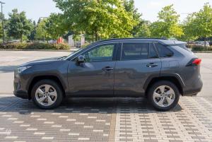 Grey Toyota RAV4 2024 in Vilnius, with an engine capacity of 2.49 L and mileage of 20 thousand km for 33950 €, photo 3 on AUTOMOTO.COM.LV