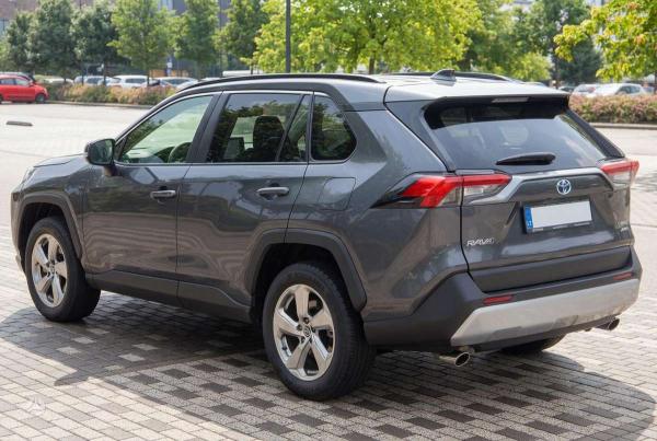 Grey Toyota RAV4 2024 in Vilnius, with an engine capacity of 2.49 L and mileage of 20 thousand km for 33950 €, photo 3 on AUTOMOTO.COM.LV