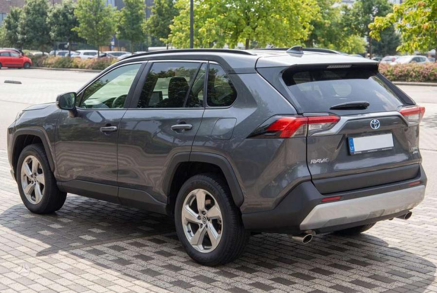 Grey Toyota RAV4 2024 in Vilnius, with an engine capacity of 2.49 L and mileage of 20 thousand km for 33950 €, photo 4 on AUTOMOTO.COM.LV