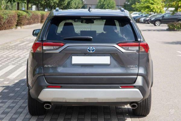 Grey Toyota RAV4 2024 in Vilnius, with an engine capacity of 2.49 L and mileage of 20 thousand km for 33950 €, photo 4 on AUTOMOTO.COM.LV