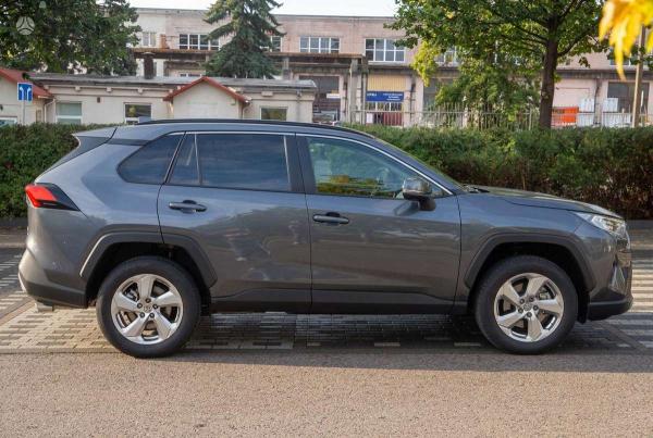 Grey Toyota RAV4 2024 in Vilnius, with an engine capacity of 2.49 L and mileage of 20 thousand km for 33950 €, photo 8 on AUTOMOTO.COM.LV