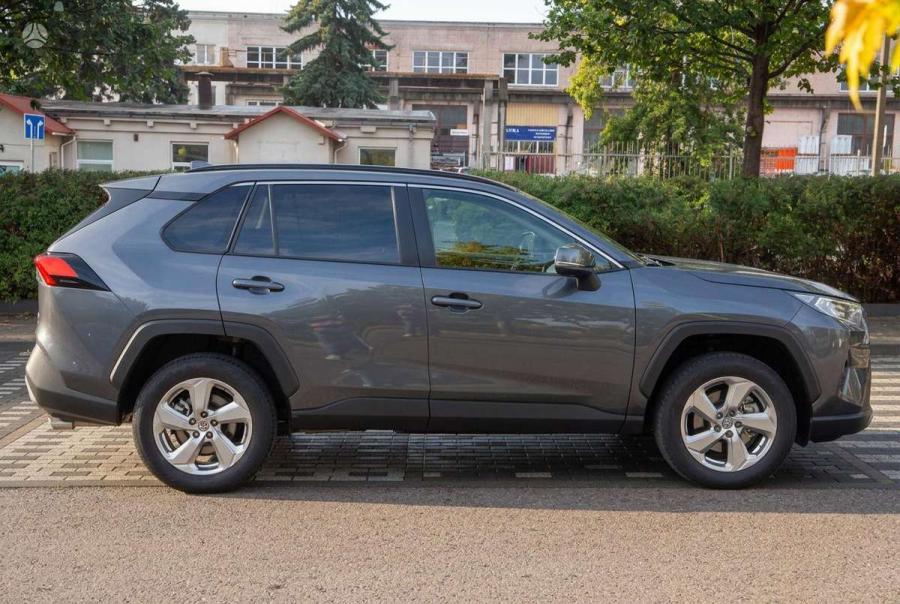 Grey Toyota RAV4 2024 in Vilnius, with an engine capacity of 2.49 L and mileage of 20 thousand km for 33950 €, photo 9 on AUTOMOTO.COM.LV