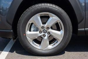 Grey Toyota RAV4 2024 in Vilnius, with an engine capacity of 2.49 L and mileage of 20 thousand km for 33950 €, photo 12 on AUTOMOTO.COM.LV
