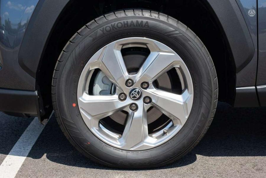 Grey Toyota RAV4 2024 in Vilnius, with an engine capacity of 2.49 L and mileage of 20 thousand km for 33950 €, photo 12 on AUTOMOTO.COM.LV
