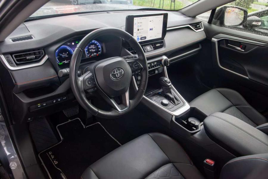 Grey Toyota RAV4 2024 in Vilnius, with an engine capacity of 2.49 L and mileage of 20 thousand km for 33950 €, photo 14 on AUTOMOTO.COM.LV