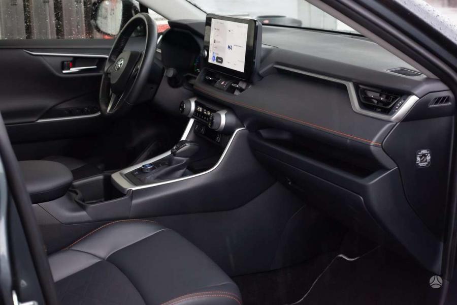 Grey Toyota RAV4 2024 in Vilnius, with an engine capacity of 2.49 L and mileage of 20 thousand km for 33950 €, photo 18 on AUTOMOTO.COM.LV