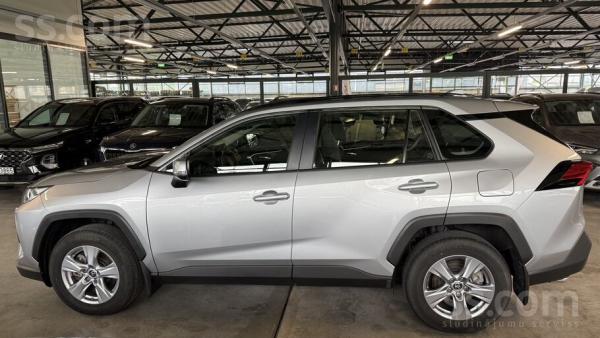 Pelēks Toyota RAV4 2024 Rīga, ar dzinēja tilpumu 2.50 L un nobraukumu 58 tūkst. km par 30900 €, foto 4 vietnē AUTOMOTO.COM.LV