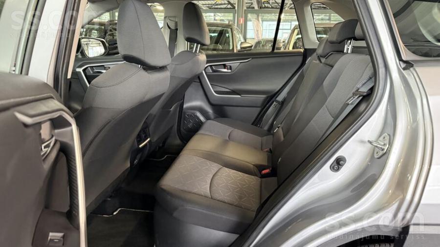 Pelēks Toyota RAV4 2024 Rīga, ar dzinēja tilpumu 2.50 L un nobraukumu 58 tūkst. km par 30900 €, foto 13 vietnē AUTOMOTO.COM.LV