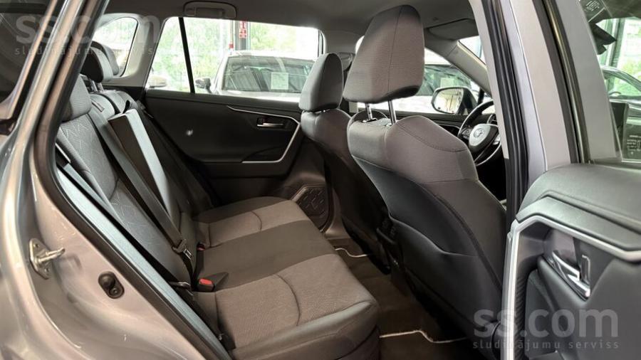 Pelēks Toyota RAV4 2024 Rīga, ar dzinēja tilpumu 2.50 L un nobraukumu 58 tūkst. km par 30900 €, foto 15 vietnē AUTOMOTO.COM.LV