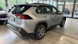Grey Toyota RAV4 2024 in Riga, with an engine capacity of 2.50 L and mileage of 58 thousand km for 3090000 €, photo 4 on AUTOMOTO.COM.LV