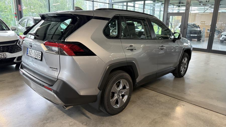Grey Toyota RAV4 2024 in Riga, with an engine capacity of 2.50 L and mileage of 58 thousand km for 3090000 €, photo 4 on AUTOMOTO.COM.LV