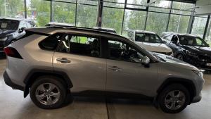 Grey Toyota RAV4 2024 in Riga, with an engine capacity of 2.50 L and mileage of 58 thousand km for 3090000 €, photo 5 on AUTOMOTO.COM.LV