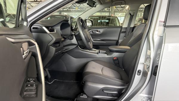 Pelēks Toyota RAV4 2024 Rīga, ar dzinēja tilpumu 2.50 L un nobraukumu 58 tūkst. km par 3090000 €, foto 9 vietnē AUTOMOTO.COM.LV
