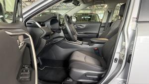Grey Toyota RAV4 2024 in Riga, with an engine capacity of 2.50 L and mileage of 58 thousand km for 3090000 €, photo 10 on AUTOMOTO.COM.LV
