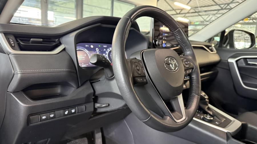 Grey Toyota RAV4 2024 in Riga, with an engine capacity of 2.50 L and mileage of 58 thousand km for 3090000 €, photo 17 on AUTOMOTO.COM.LV