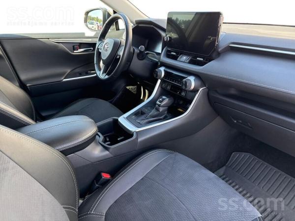Pelēks Toyota RAV4 2024 Rīga, ar dzinēja tilpumu 2.50 L un nobraukumu 65 tūkst. km par 35990 €, foto 6 vietnē AUTOMOTO.COM.LV