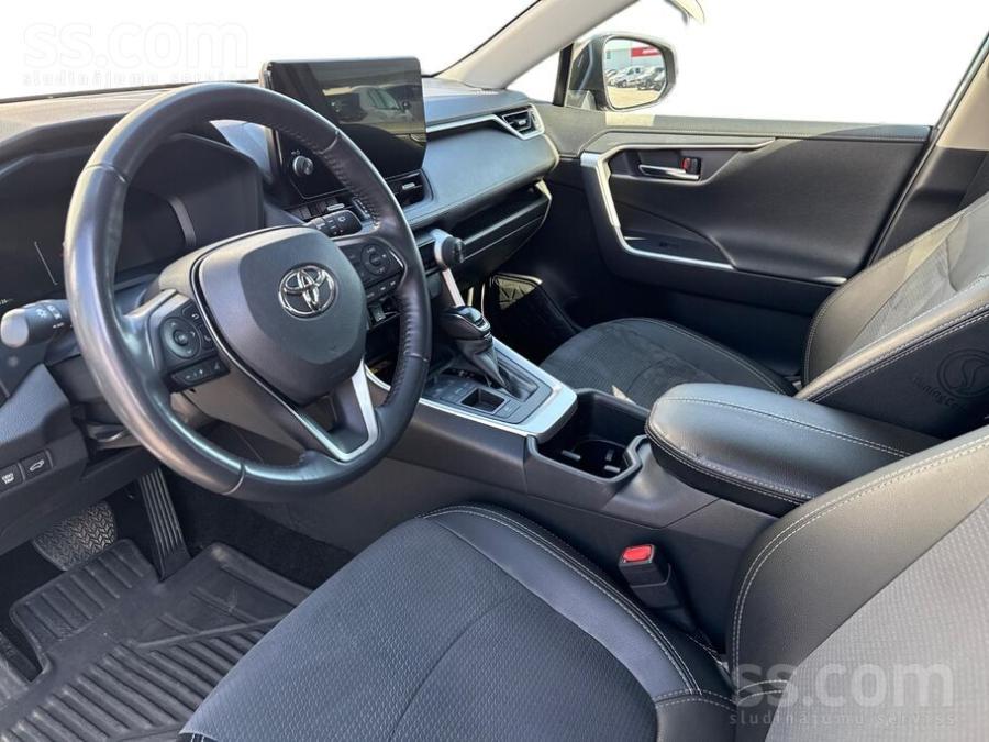 Pelēks Toyota RAV4 2024 Rīga, ar dzinēja tilpumu 2.50 L un nobraukumu 65 tūkst. km par 35990 €, foto 12 vietnē AUTOMOTO.COM.LV