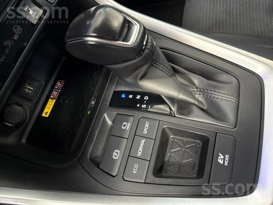 Pelēks Toyota RAV4 2024 Rīga, ar dzinēja tilpumu 2.50 L un nobraukumu 65 tūkst. km par 35990 €, foto 16 vietnē AUTOMOTO.COM.LV