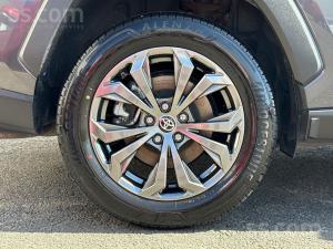 Pelēks Toyota RAV4 2024 Rīga, ar dzinēja tilpumu 2.50 L un nobraukumu 65 tūkst. km par 35990 €, foto 24 vietnē AUTOMOTO.COM.LV