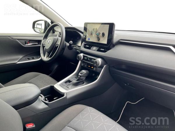 Grey Toyota RAV4 2024 in Riga, with an engine capacity of 2.50 L and mileage of 16 thousand km for 34990 €, photo 6 on AUTOMOTO.COM.LV