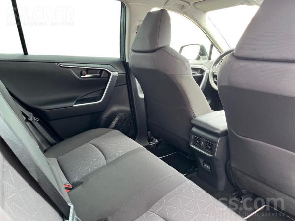 Grey Toyota RAV4 2024 in Riga, with an engine capacity of 2.50 L and mileage of 16 thousand km for 34990 €, photo 7 on AUTOMOTO.COM.LV