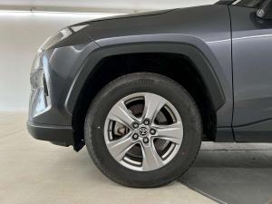 Pelēks Toyota RAV4 2024 Viļņa, ar dzinēja tilpumu 2.49 L un nobraukumu 33 tūkst. km par 38900 €, foto 16 vietnē AUTOMOTO.COM.LV