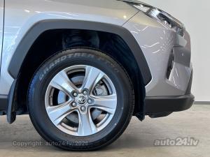 Grey Toyota RAV4 2024 in Tallinn, with an engine capacity of 2.50 L and mileage of 51 thousand km for 34990 €, photo 6 on AUTOMOTO.COM.LV