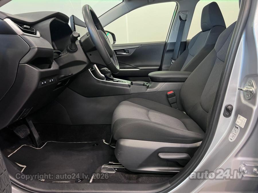 Grey Toyota RAV4 2024 in Tallinn, with an engine capacity of 2.50 L and mileage of 51 thousand km for 34990 €, photo 7 on AUTOMOTO.COM.LV