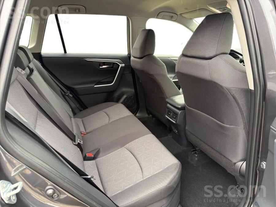 Pelēks Toyota RAV4 2024 Rīga, ar dzinēja tilpumu 2.50 L un nobraukumu 10 tūkst. km par 36590 €, foto 8 vietnē AUTOMOTO.COM.LV
