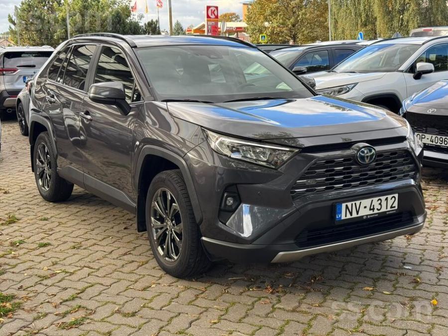 Grey Toyota RAV4 2024 in Riga, with an engine capacity of 2.50 L and mileage of 55 thousand km for 31450 €, photo 1 on AUTOMOTO.COM.LV