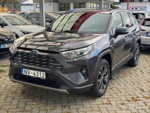 Grey Toyota RAV4 2024 in Riga, with an engine capacity of 2.50 L and mileage of 55 thousand km for 31450 €, photo 3 on AUTOMOTO.COM.LV
