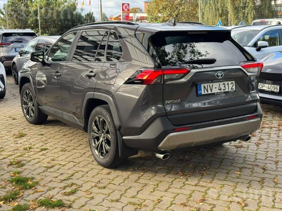 Grey Toyota RAV4 2024 in Riga, with an engine capacity of 2.50 L and mileage of 55 thousand km for 31450 €, photo 4 on AUTOMOTO.COM.LV