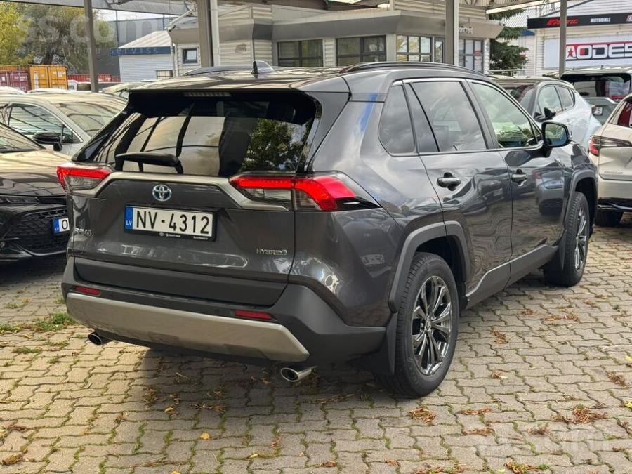 Grey Toyota RAV4 2024 in Riga, with an engine capacity of 2.50 L and mileage of 55 thousand km for 31450 €, photo 5 on AUTOMOTO.COM.LV