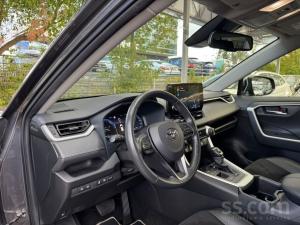 Grey Toyota RAV4 2024 in Riga, with an engine capacity of 2.50 L and mileage of 55 thousand km for 31450 €, photo 6 on AUTOMOTO.COM.LV
