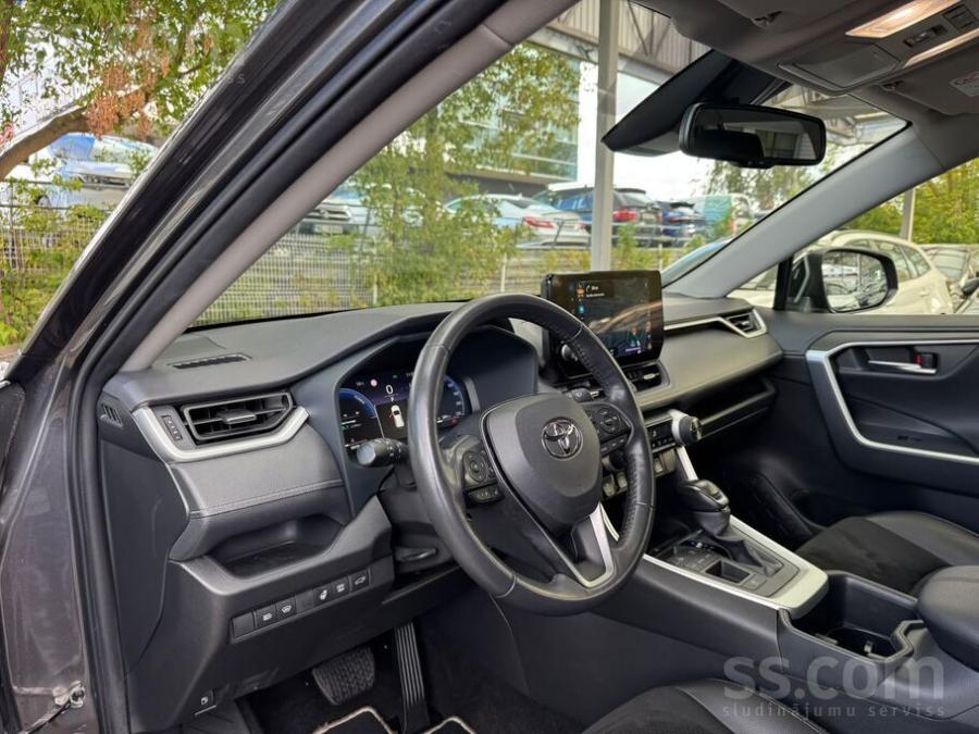 Grey Toyota RAV4 2024 in Riga, with an engine capacity of 2.50 L and mileage of 55 thousand km for 31450 €, photo 6 on AUTOMOTO.COM.LV