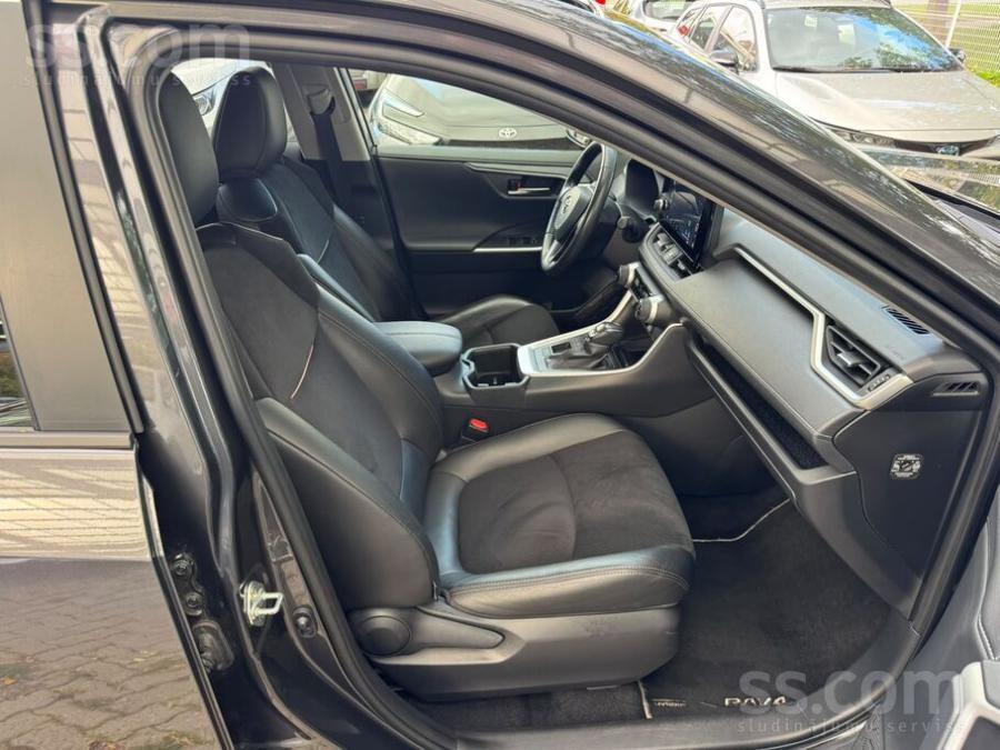 Grey Toyota RAV4 2024 in Riga, with an engine capacity of 2.50 L and mileage of 55 thousand km for 31450 €, photo 7 on AUTOMOTO.COM.LV