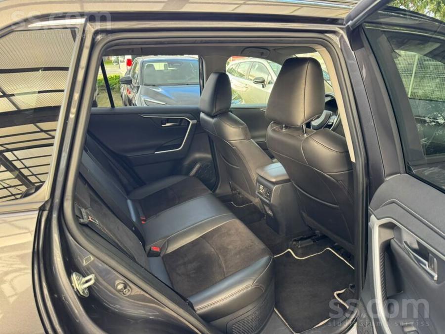 Grey Toyota RAV4 2024 in Riga, with an engine capacity of 2.50 L and mileage of 55 thousand km for 31450 €, photo 8 on AUTOMOTO.COM.LV