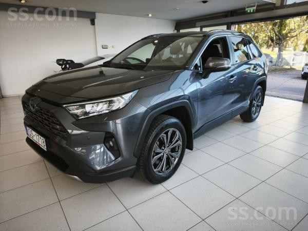 Pelēks Toyota RAV4 2024 Rīga, ar dzinēja tilpumu 2.50 L un nobraukumu 51 tūkst. km par 32900 €, foto 1 vietnē AUTOMOTO.COM.LV