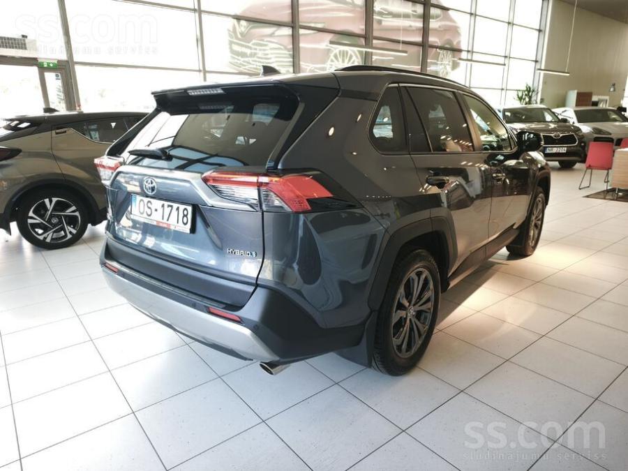 Pelēks Toyota RAV4 2024 Rīga, ar dzinēja tilpumu 2.50 L un nobraukumu 51 tūkst. km par 32900 €, foto 4 vietnē AUTOMOTO.COM.LV