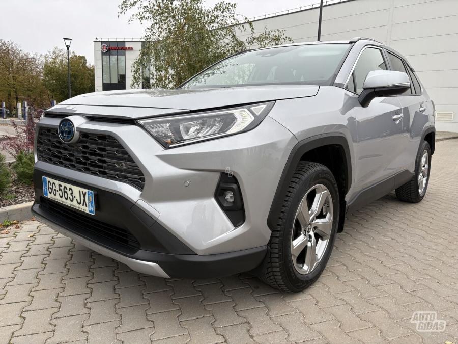 Pelēks Toyota RAV4 2024 Kauņa, ar dzinēja tilpumu 2.50 L un nobraukumu 35 tūkst. km par 32300 €, foto 1 vietnē AUTOMOTO.COM.LV