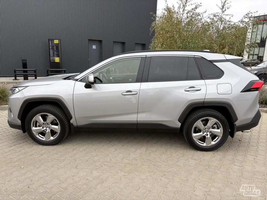 Pelēks Toyota RAV4 2024 Kauņa, ar dzinēja tilpumu 2.50 L un nobraukumu 35 tūkst. km par 32300 €, foto 4 vietnē AUTOMOTO.COM.LV