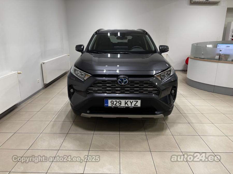 Pelēks Toyota RAV4 2025 Kuresāre, ar dzinēja tilpumu 2.50 L un nobraukumu 430 tūkst. km par 38500 €, foto 2 vietnē AUTOMOTO.COM.LV